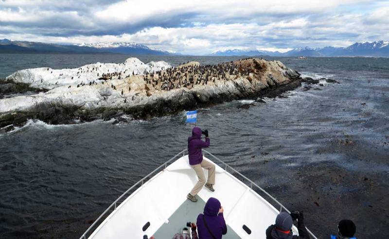 Beagle Channel Cruise - Eclaireurs Lighthouse, Bridges Island, Ushuaia